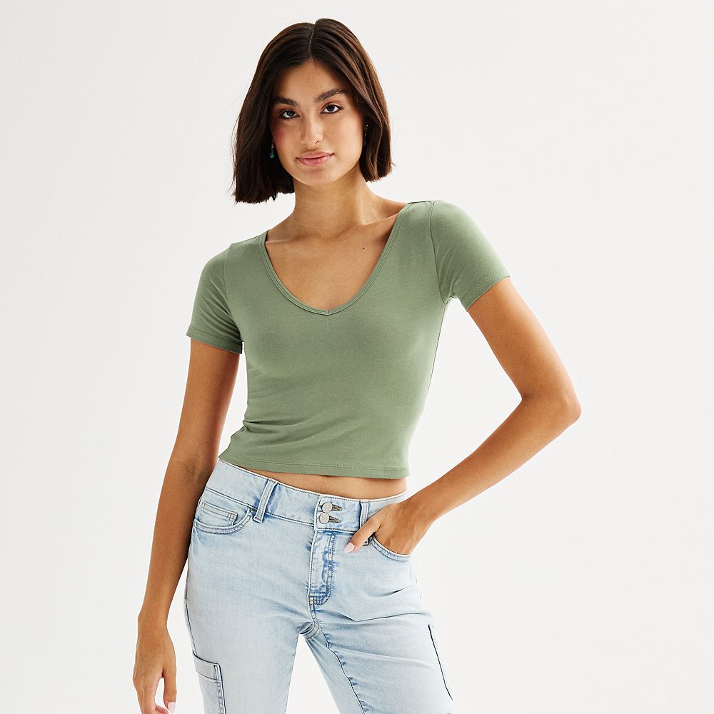 Juniors' SO® Cropped V-Neck Tee