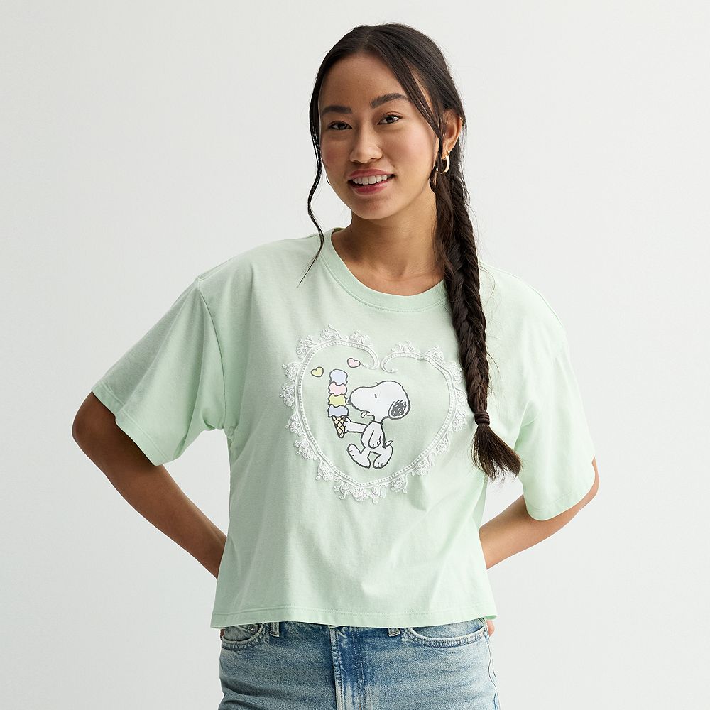 Juniors' Peanuts Snoopy Sweet Treat Cropped Graphic Tee